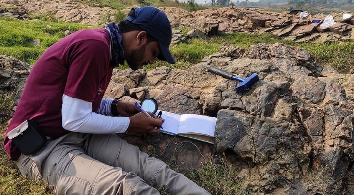 IIT Guy Took Mom To Graduation Ceremony, Saluted Her Sacrifice And Made ...