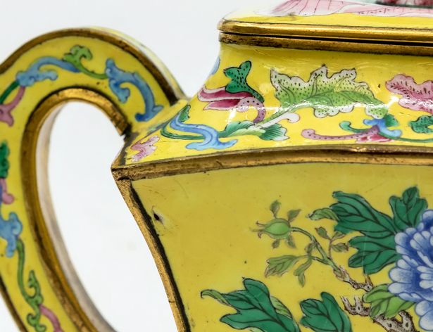 UK Man Finds Tea Pot That Belonged To Chinese Emperor