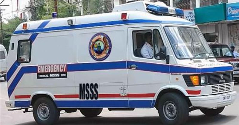 UP: एम्बुलेंस में तेल ख़त्म हुआ, ट्रैक्टर से घसीट कर पेट्रोल पंप तक ...