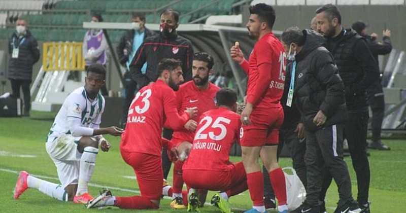 Players Break Their Fast For Ramadan During A Football Match In Turkey