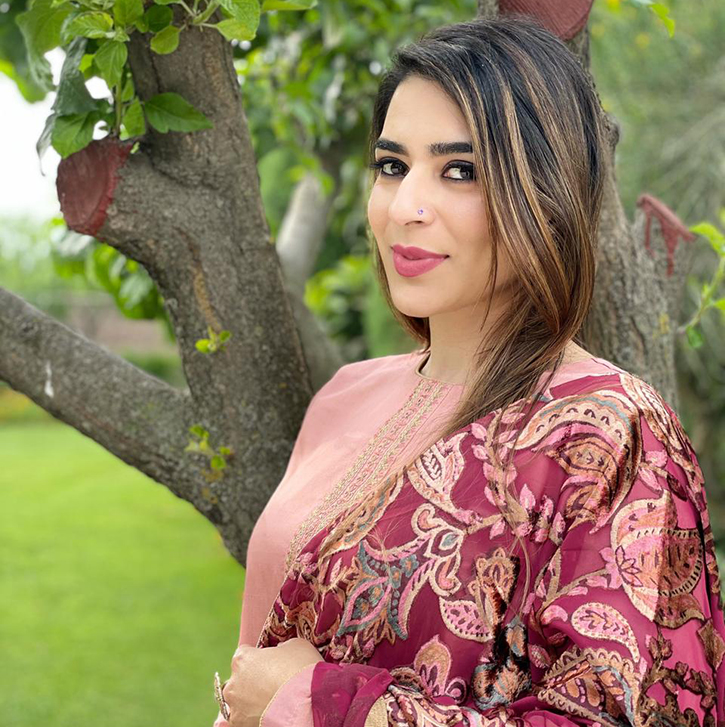 Breaking Taboos: Kashmiri Women Choose ‘Make-Up’ As New Career And They Are Really Good At It