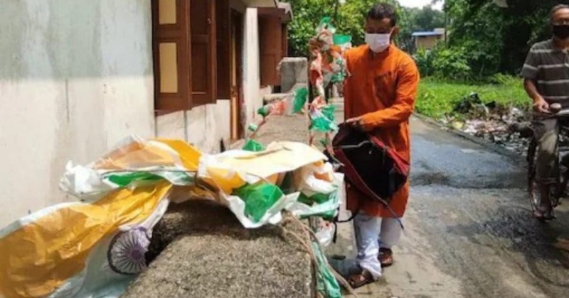 This 'Flagman Of Howrah' Collects The Indian National Flag