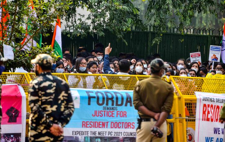 Doctors Protest Against NEET PG Counselling Delay, Beaten Up By Delhi ...