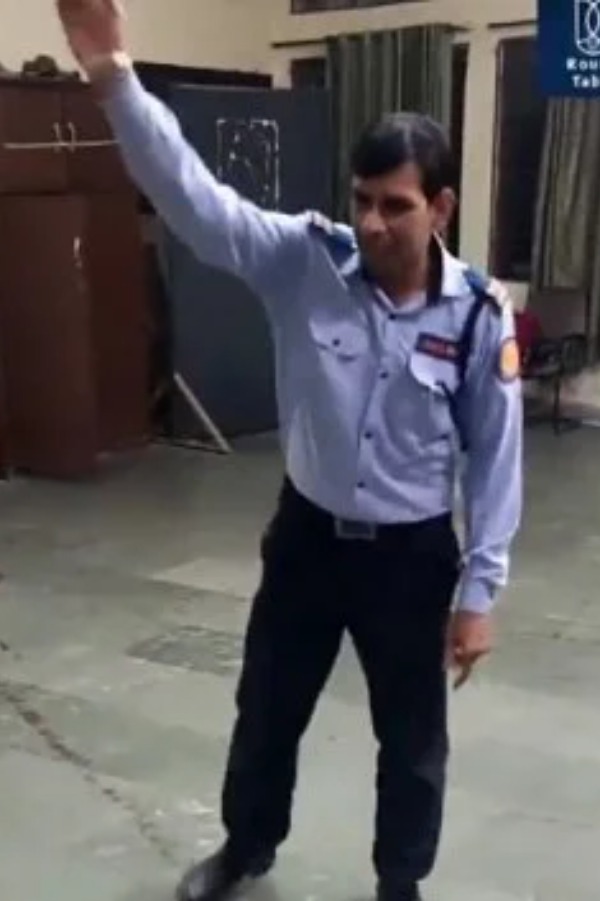 JNU Security Guard Dances On Julie Julie