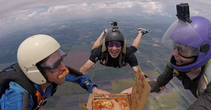 Texas Skydivers Eat Pizza As They Freefall