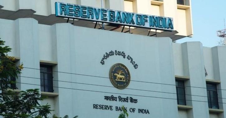 एक और बैंक, RBI ने अर्बन कोऑपरेटिव बैंक पर लगाया प्रतिबंध।RBI clamps on ...
