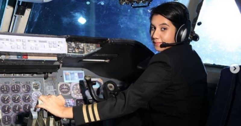 कश्मीर की आयशा अजीज: देश की सबसे कम उम्र की महिला पायलट, रच दीं नया ...