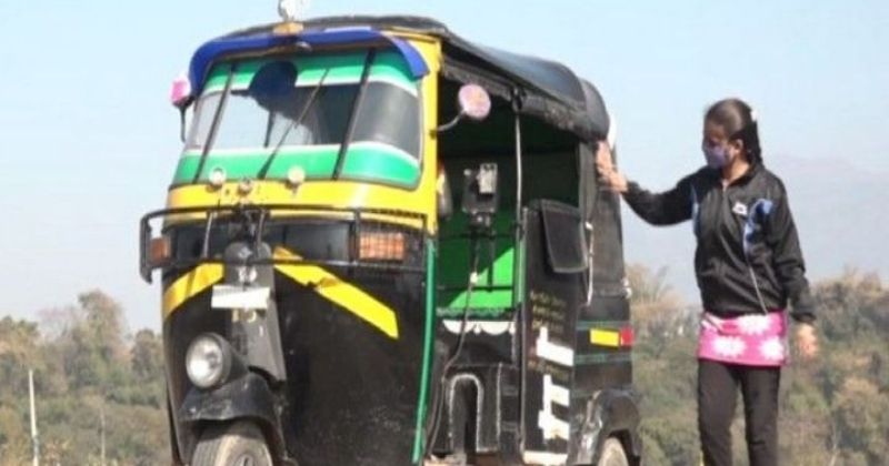 लॉकडाउन में पिता की गई जॉब, 21 साल की बनजीत ऑटो चलाकर कर रही हैं घर की ...