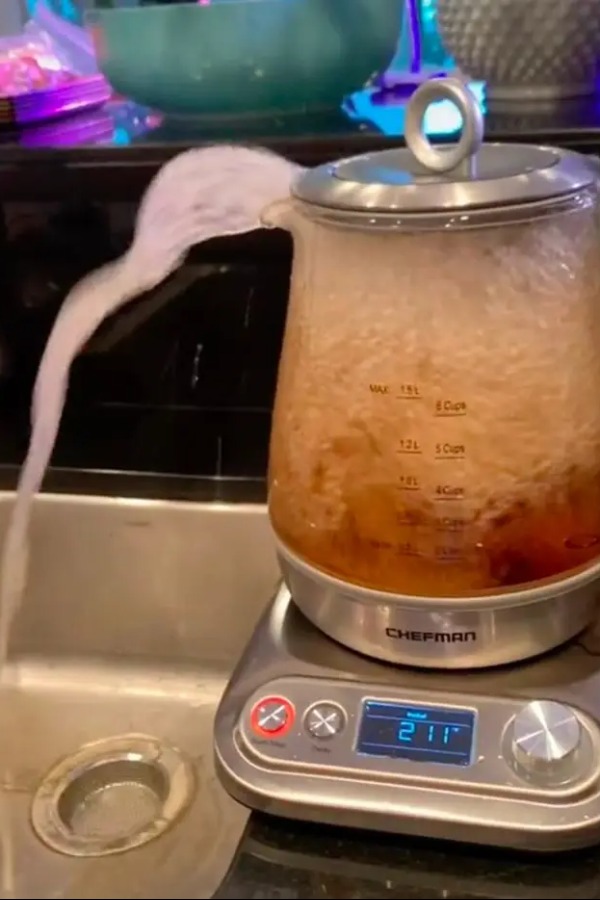 This US Woman's Attempt At Making Tea Is Really Scary