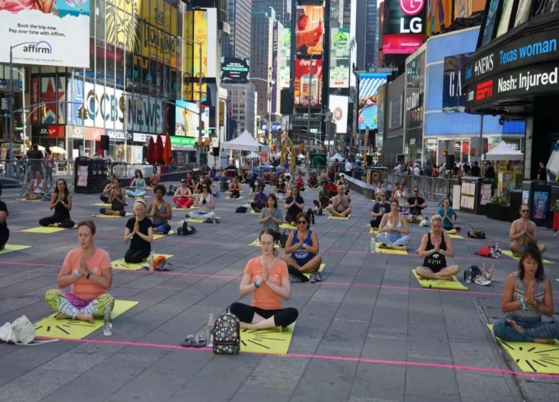 On International Yoga Day, More Than 3000 People Perform Yoga At Iconic ...