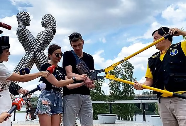 Couple Chained Together Cut The Chain 123 Days Later & Split Up