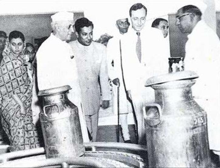 Amul: कैसे गुजरात के एक छोटे से गांव में शुरू हुई एक डेयरी देश का सबसे ...