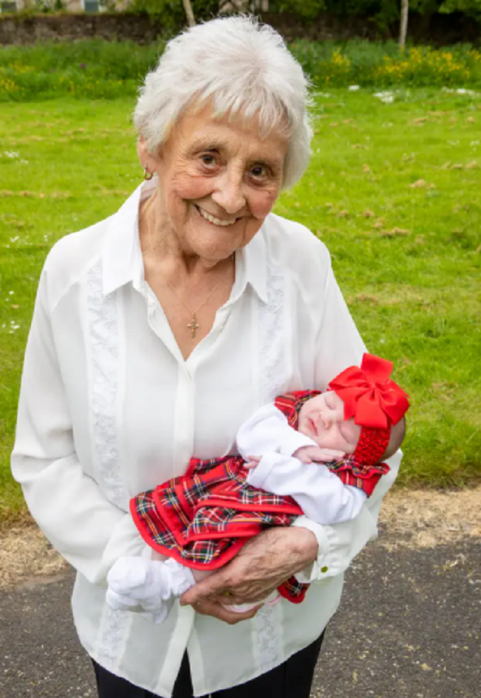 86-Year-Old Woman Becomes One Of UK's Only Great-Great-Great Grandmother