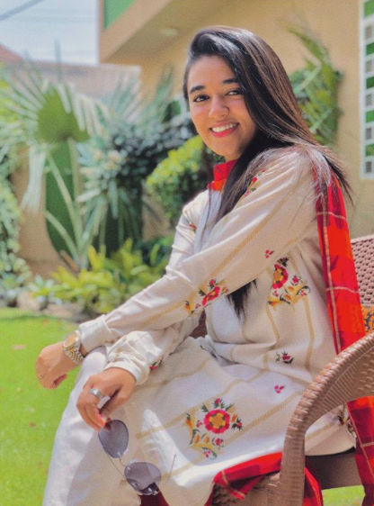 Pakistani Doctor Rida I Khan Covers Nusrat Fateh Ali Khan's Songs