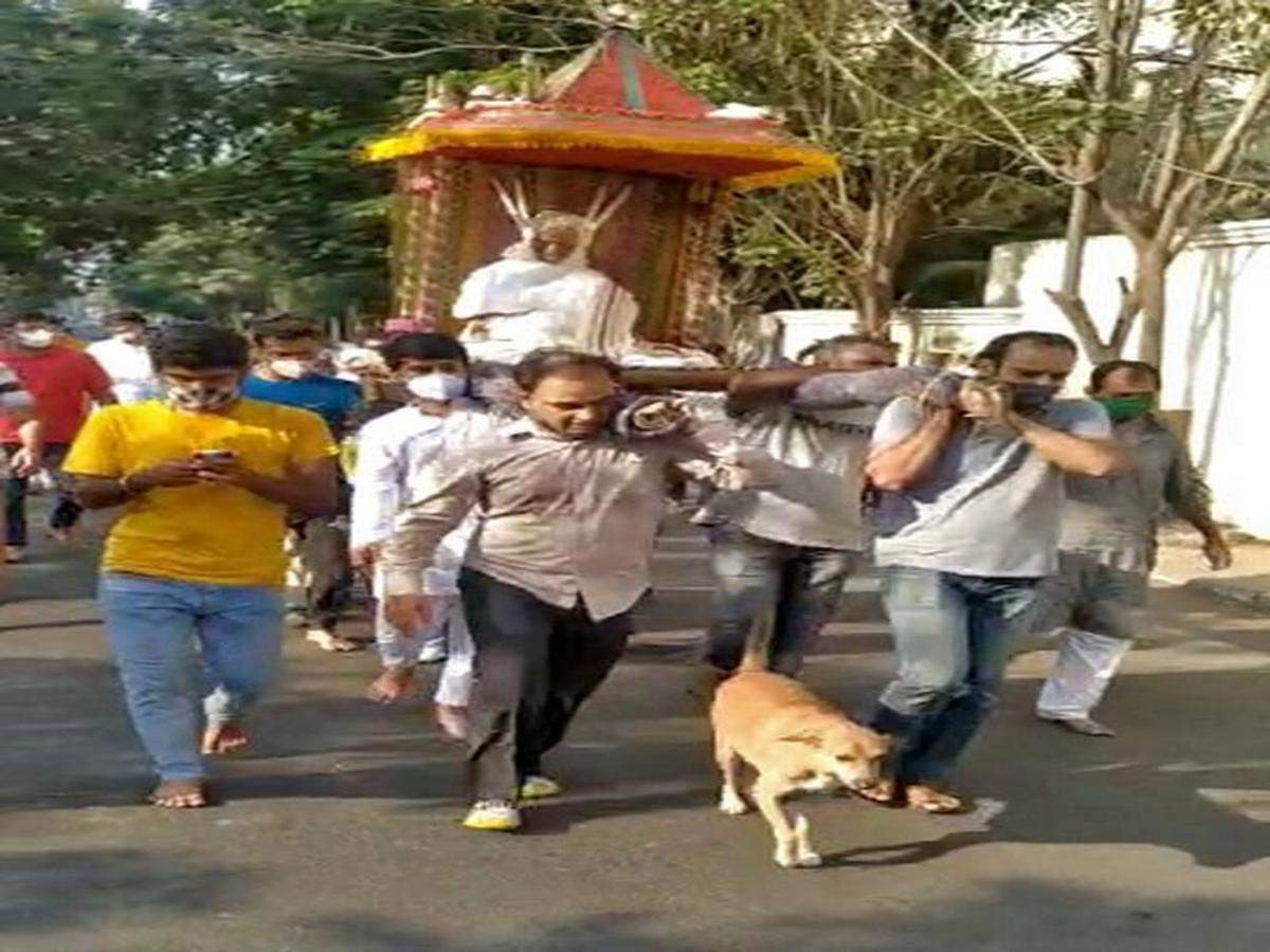 Dog Walks 5 Km For Funeral Procession Of Sadhvi Who Used To Feed It