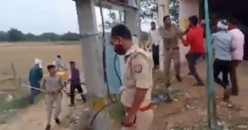 ठेके पर खड़े लोगों को मास्क लगाने की नसीहत दे रही थी पुलिस, लोगों ने ...