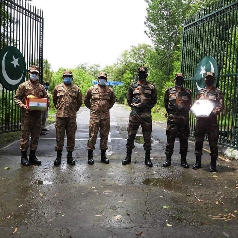 Indian Army and Pakistani Army Exchange Sweets At LoC On The Occasion ...