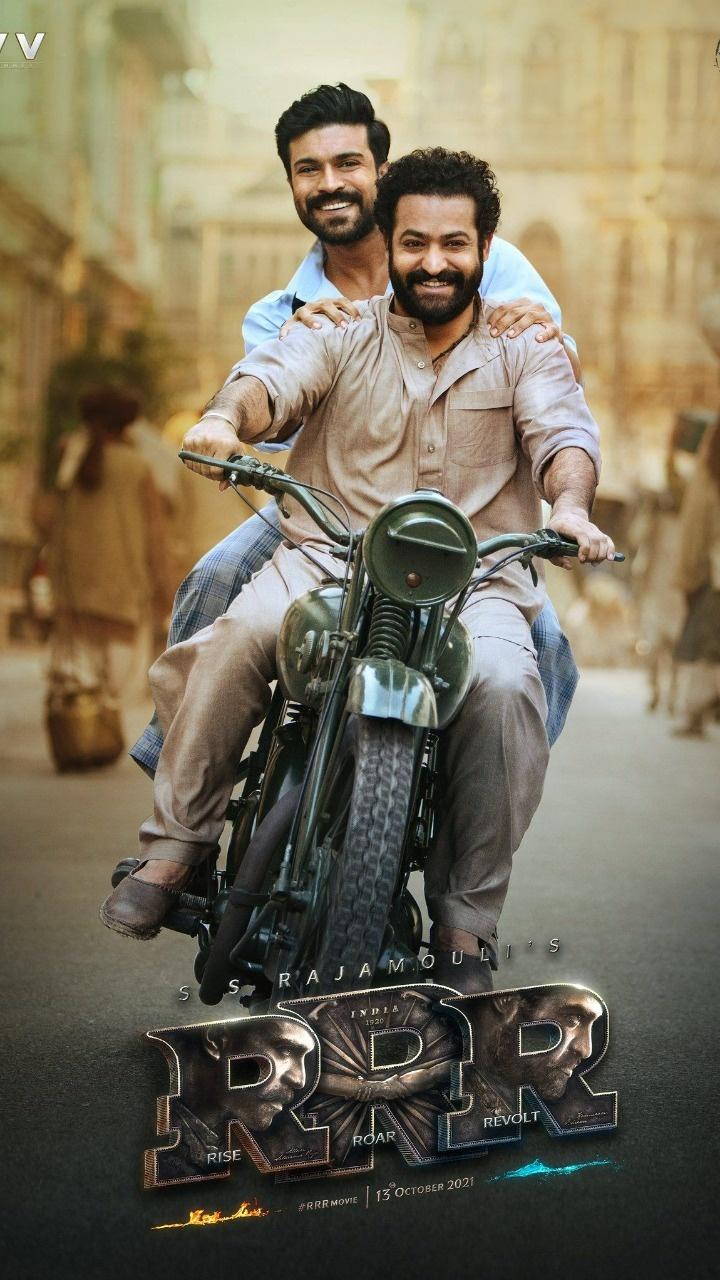 रामचरण तेजा की RRR के Pre Release में फैन्स ने फेंके चप्पल, बोतलें ...