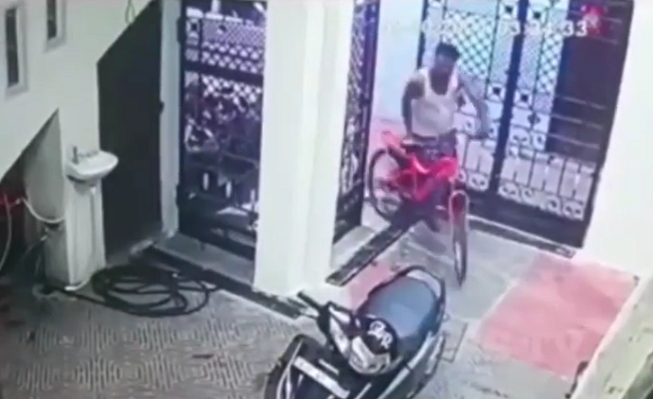Thief Walks Into House To Steal Cycle But Gets Caught