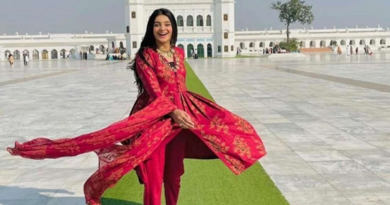 Pakistani Model Photoshoot With Uncovered Head At Gurudwara