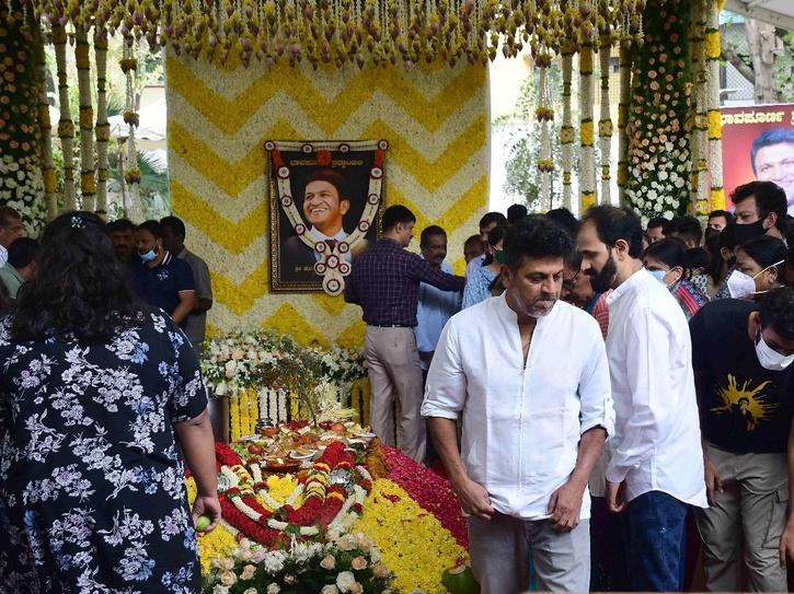 Thalapathy Vijay Visits Puneeth Rajkumars Memorial In Bengaluru Pays