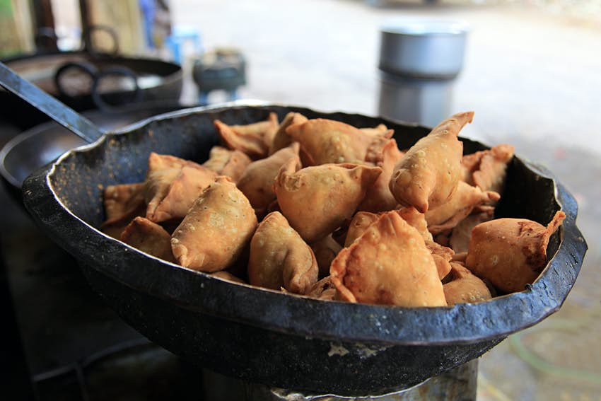 History of Samosa हमारे सुबह-शाम के नाश्ते का साथी, समोसा आख़िर कहां से ...