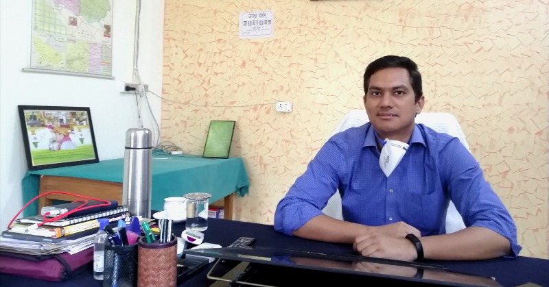 अफसर हो तो ऐसा! IAS बाबू गांव-गांव घूम कर सुन रहे हैं लोगों की गुहार ...