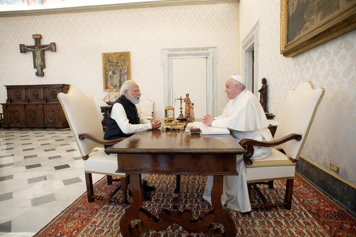 Prime Minister Narendra Modi Meets Pope Francis In Vatican, Invites The ...