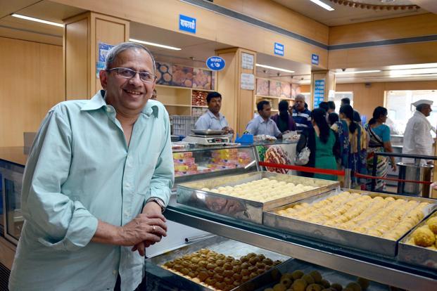 कहानी उस डेयरी बिजनेस की जिसे 14 साल के बच्चे ने मेहनत से सींचा और एक ...