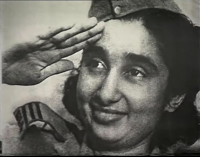 Lakshmi Sahgal: नेताजी की वो साथी जिसने आज़ादी के लिए डॉक्टर कोट निकाल ...