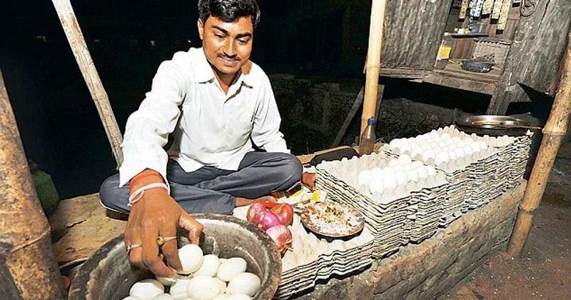 Manoj Kumar Rai: अंडे बेचकर पढ़ाई की फीस भरी, गरीबी को हराकर अपने ...