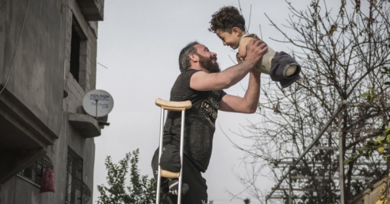 Emotional Photo Of Syrian Father Holding Son By Turkish Photgrapher ...