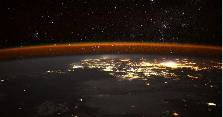 Astronaut In Space Captures Breathtaking Photo Of The Edge Of The Earth