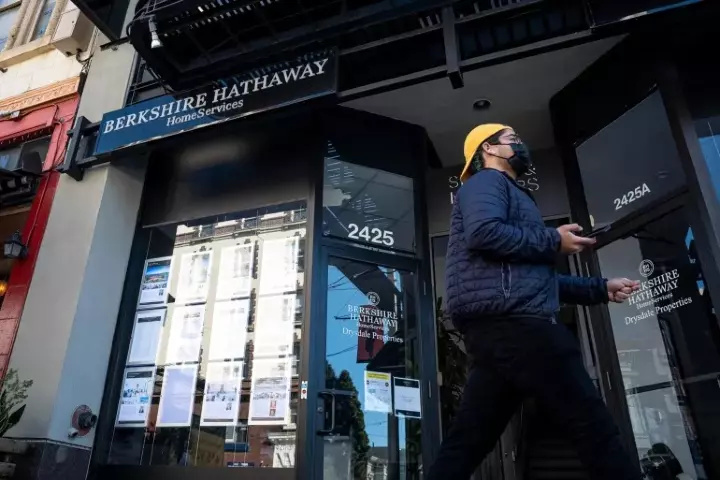 Warren Buffetts Berkshire Hathaway Takes 4 2 Billion Stake In It Giant Hp