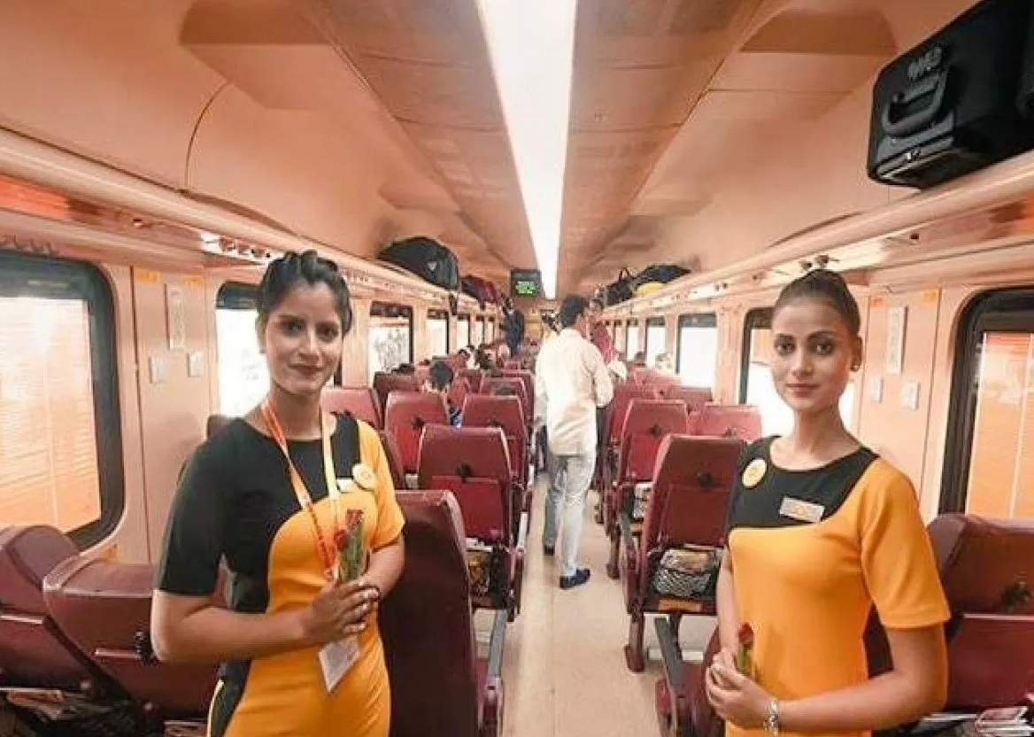 ऑटोमैटिक दरवाजे से लेकर मूविंग टॉकीज तक, सुविधाओं में किसी एयरलाइन से ...