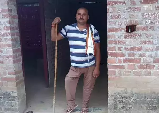 एक पैर नहीं फिर भी डंडे के सहारे रोज़ 20 किलोमीटर साइकिल चलाते हैं