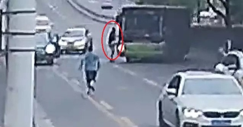 Off-duty Cop Leaps Onto Driverless Bus & Averts Tragedy