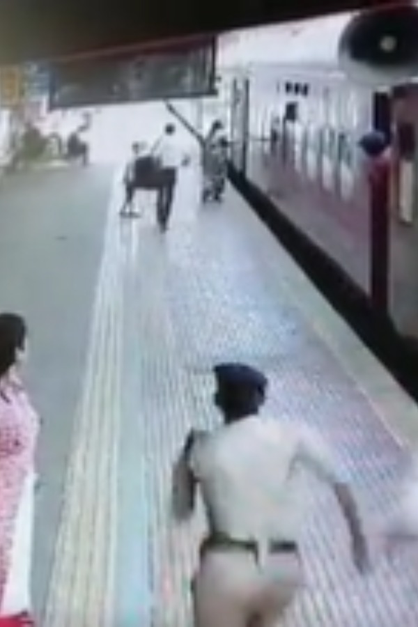 RPF Official Saves 2 People Who Slipped While Boarding Train