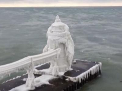 Video Of Frozen Lighthouse In Michigan Goes Viral