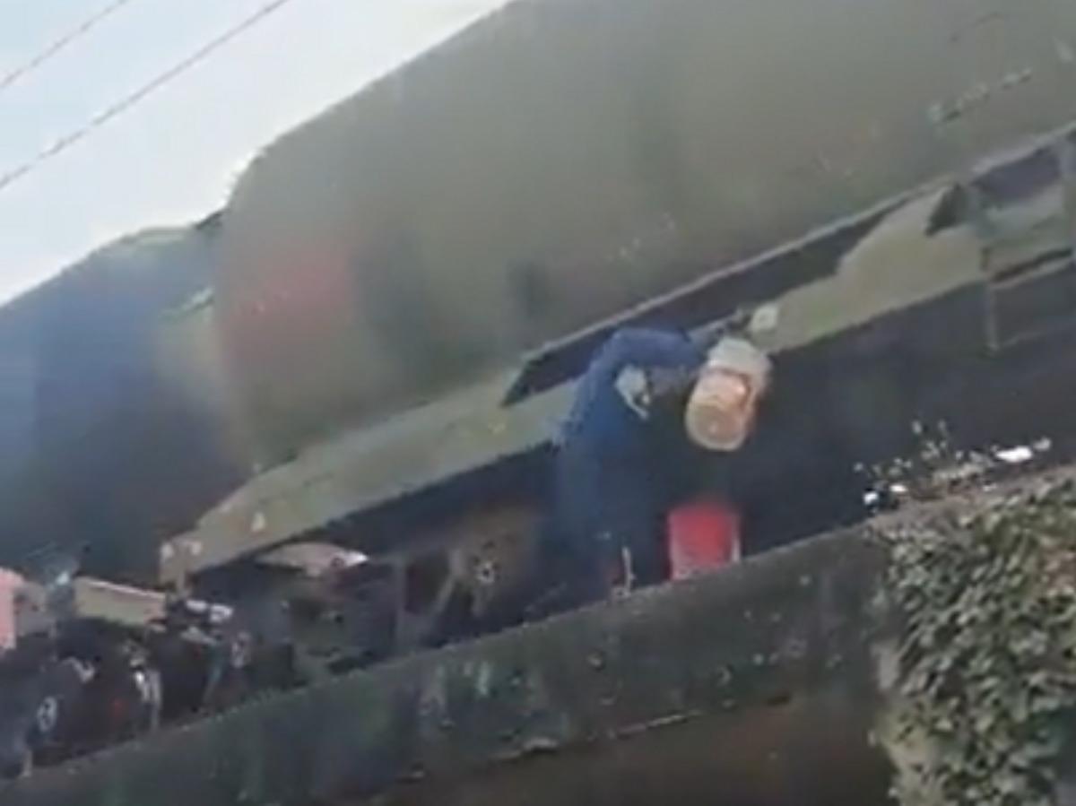 Bihar Thieves Steal Oil From Moving Train