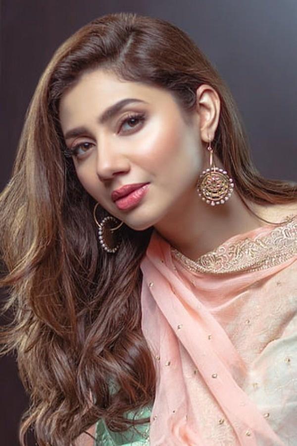 Mahira Khan's Video Of Dancing To ‘Husn Hai Suhana’ And ‘Dance Ka Bhoot ...