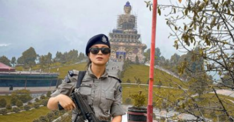 Female Cop Recreates Pakistani Girl's Viral Dance Video On 'Mera Dil Ye ...