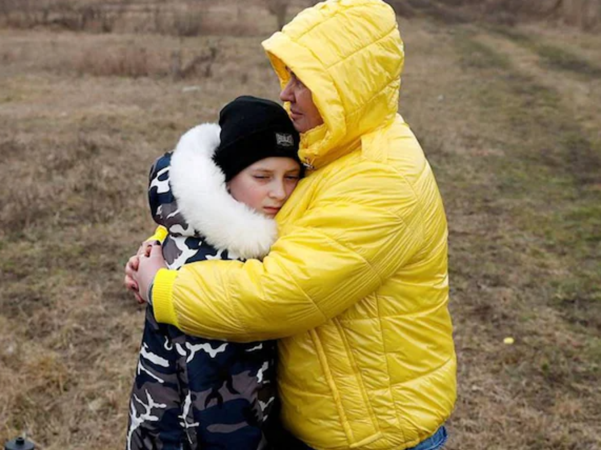 Woman Crossing Ukrainian Border Ensures Safety For Soldiers' Kids As ...