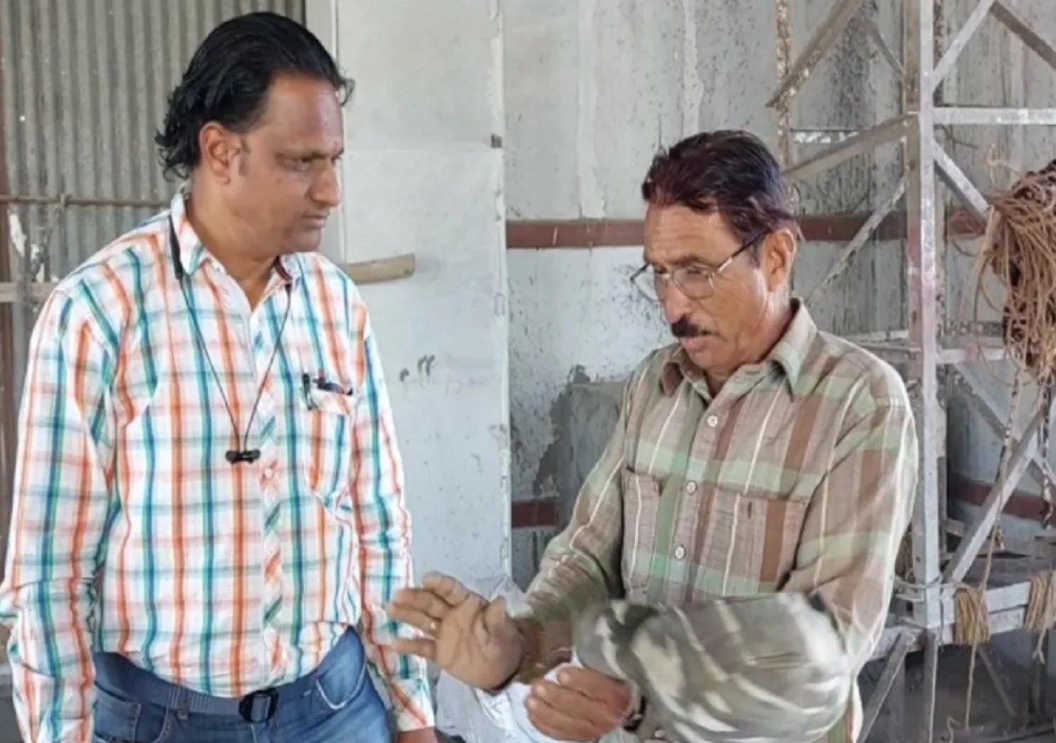 इंजीनियर्स हुए फेल, मुस्लिम मिस्त्री ने स्थापित करवाया ढाई टन का ...