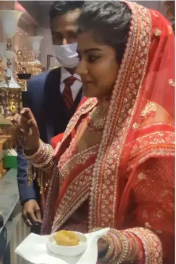 Bride Enjoys Pani Puri At Wedding