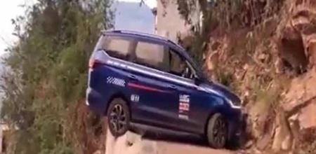 Car Makes A Very Dangerous U-Turn On Cliff Edge
