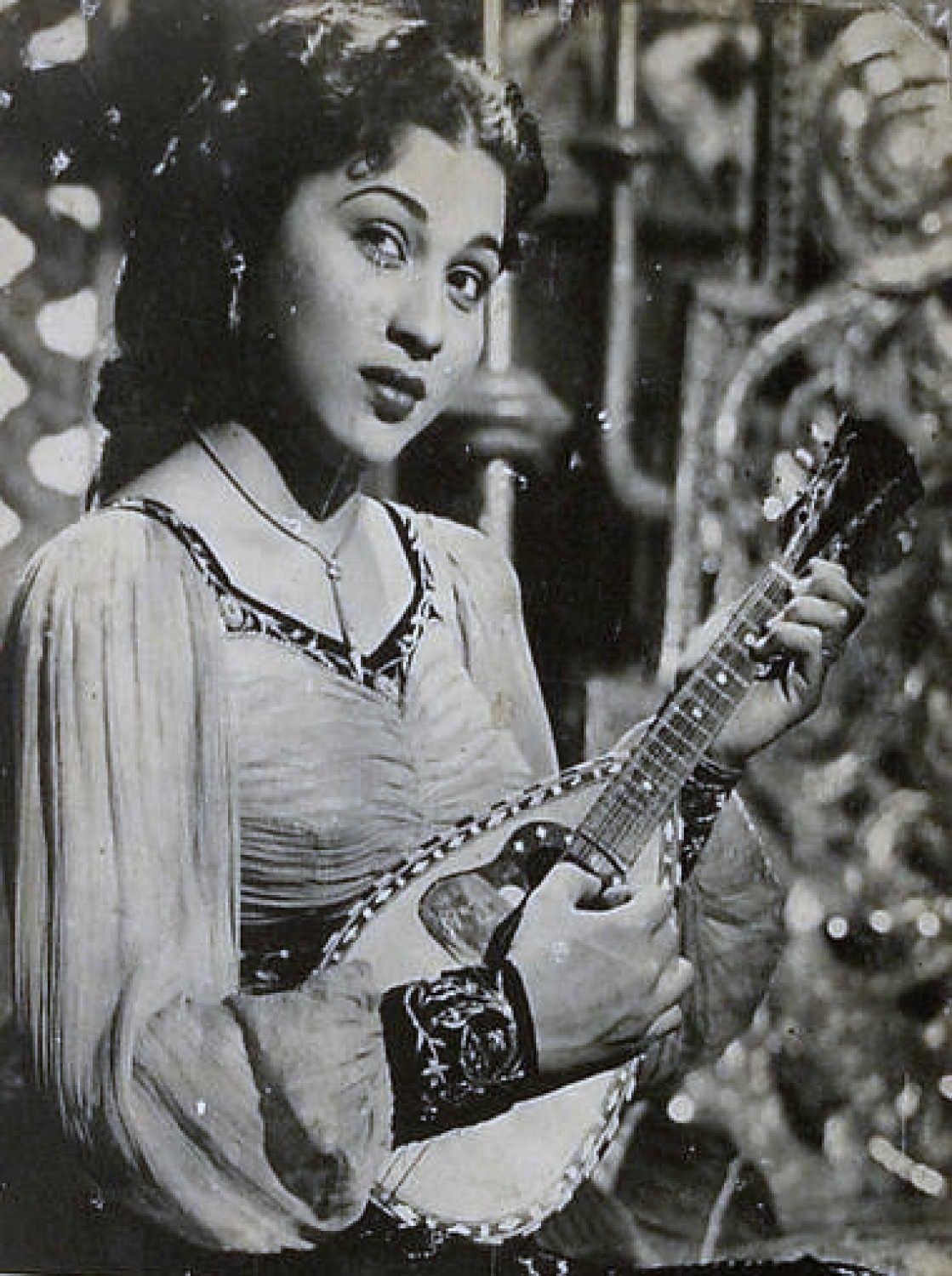 Nirupa Roy: सिनेमा की सबसे चर्चित मां, 15 साल में हुई शादी, पति के शौक ...