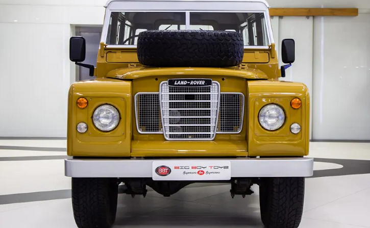 MS Dhoni Buys A Vintage Land Rover 3