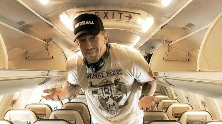 Man Is So Tall He Was upgraded To First Class Because He Couldn't Fit ...