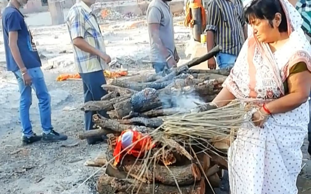 सामाजिक बंधनों को तोड़ इस मां ने दी इकलौते बटे को मुखाग्नि, 10 साल पहले ...